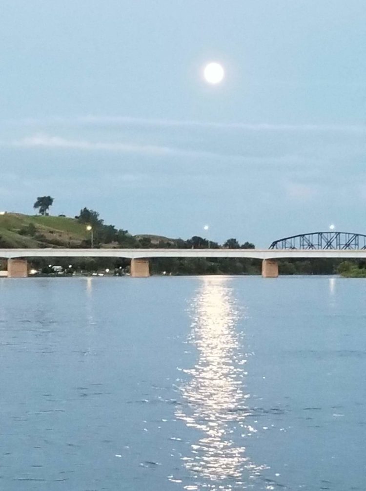 Full Moon Over the Missouri - SkySpy Photos, Images, Video